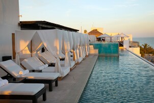 2 piscinas externas, barracas de cortesia, guarda-sóis