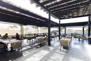 Pequeno-almoço completo diário mediante uma taxa