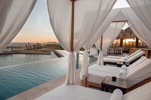 2 piscinas exteriores, toldos gratuitos, guarda-sóis 