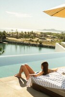 2 piscinas exteriores, toldos gratuitos, guarda-sóis 