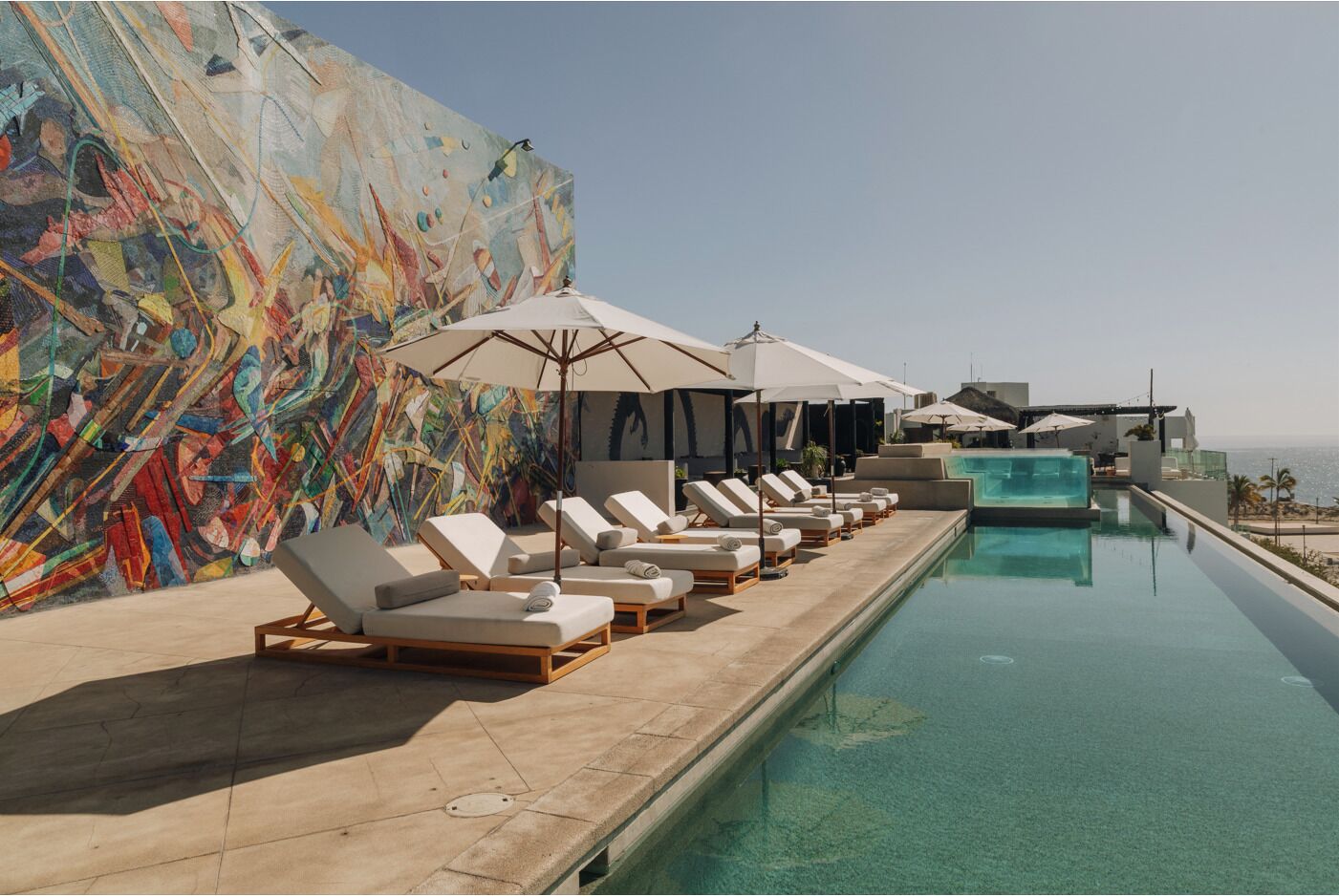 2 piscinas externas, barracas de cortesia, guarda-sóis