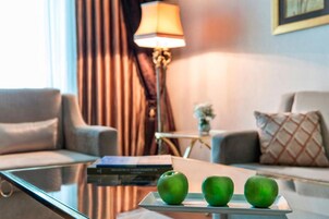 Suite with King Size Bed | Minibar, cofre com capacidade para portátil, secretária 