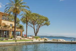 Cofres nos quartos, cortinas blackout, ferros/tábuas de passar roupa