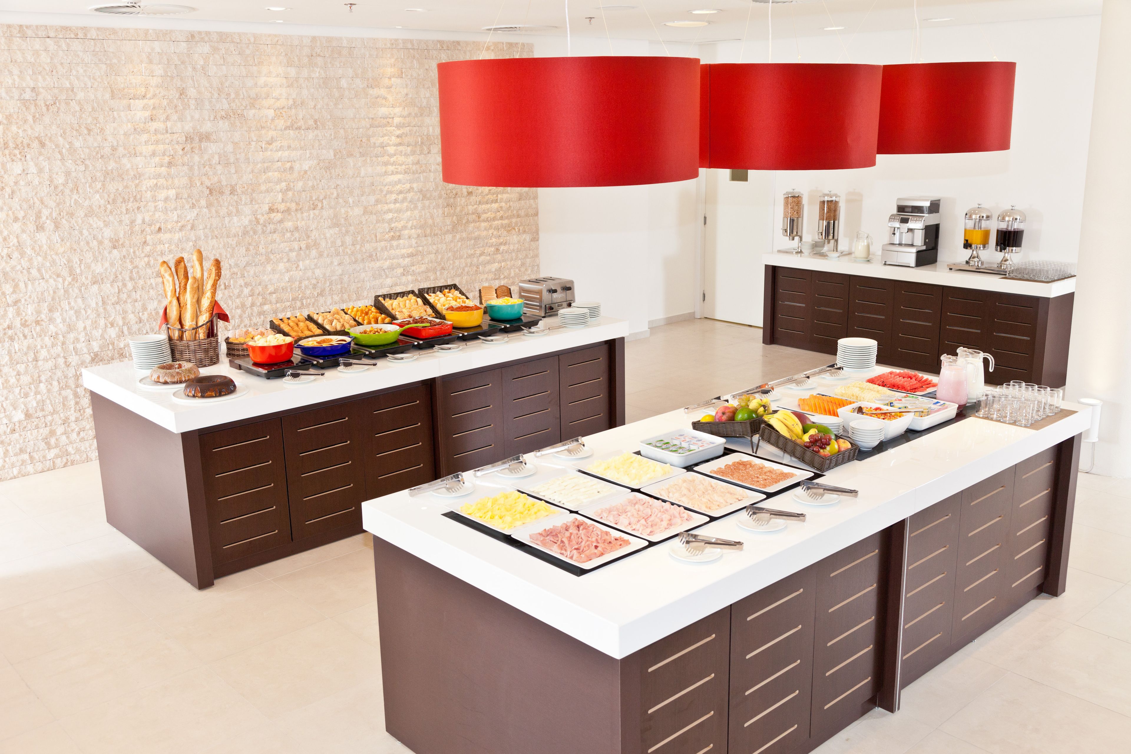 Buffet com diversos alimentos e um espaço para café.