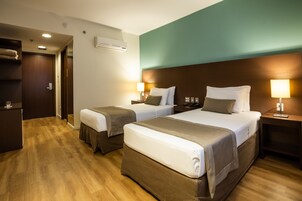 Superior Plus Twin  | Frigobar, cofres nos quartos, escrivaninha, cortinas blackout