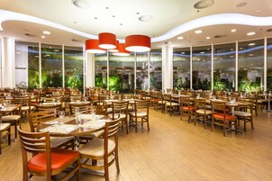 Café da manhã, almoço e jantar; culinária regional 