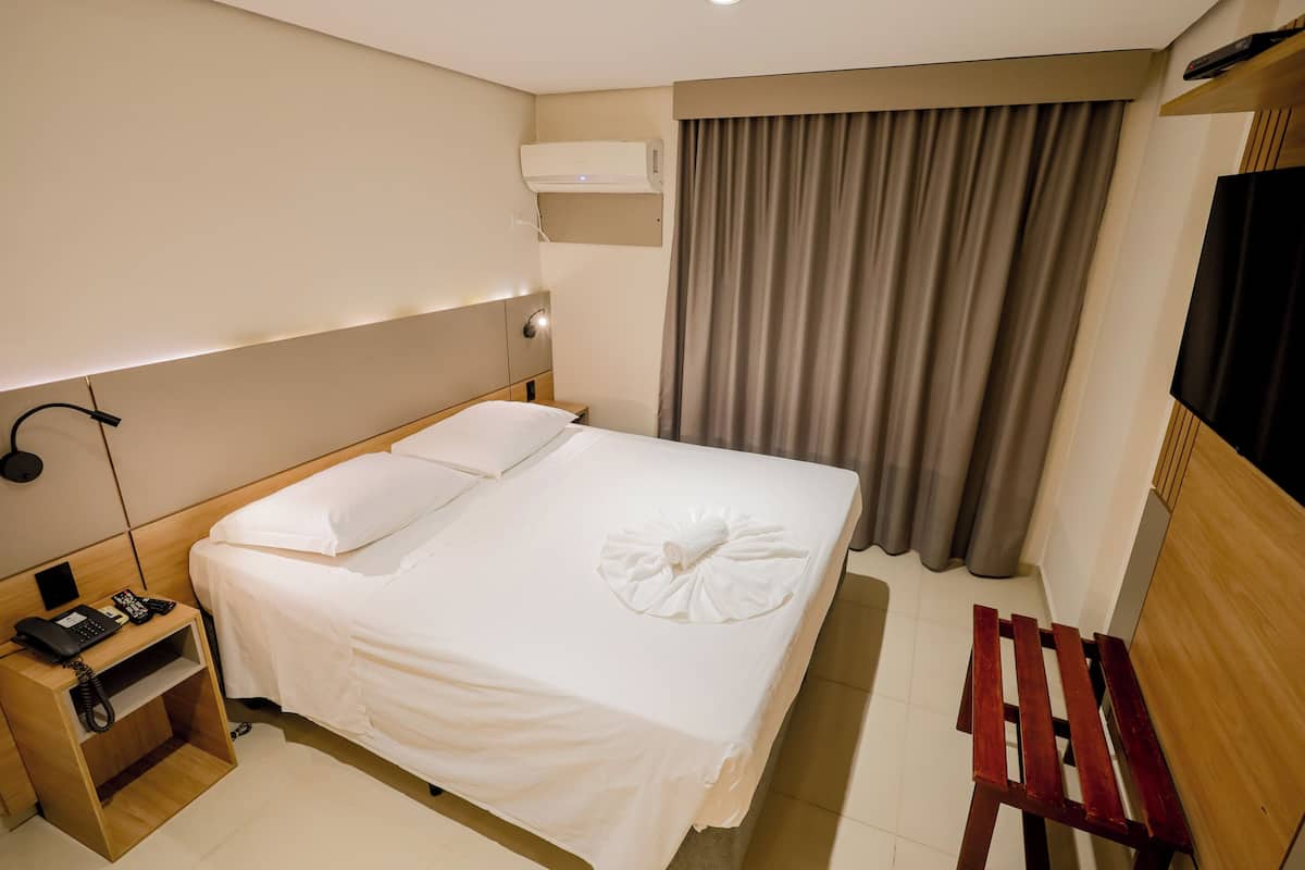 Suite-Estúdio Deluxe, 1 cama king-size | Minibar, secretária, secretária adequada para computadores portáteis 