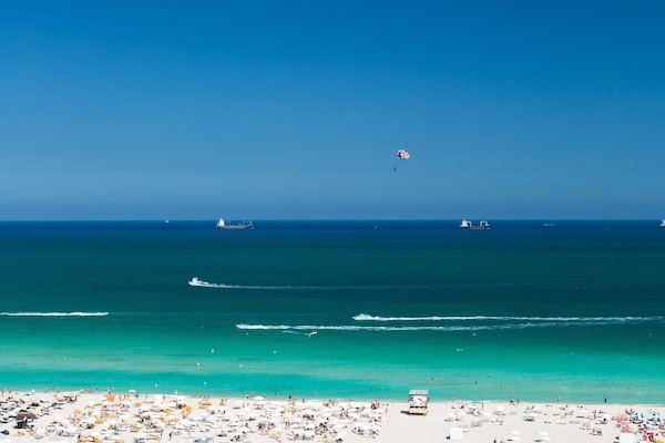 Uma praia privada nas proximidades, praia de areia branca