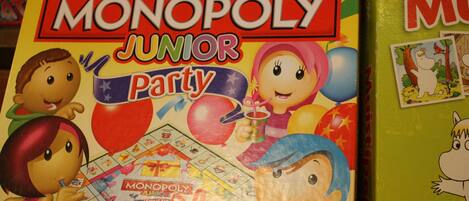 Jogo de tabuleiro Monopoly Junior Party com personagens coloridos e tema de festa.