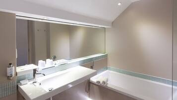 Quarto Twin | Casa de banho | Um polibã, toalhas fornecidas