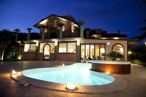 2 piscinas exteriores, guarda-sóis, espreguiçadeiras 