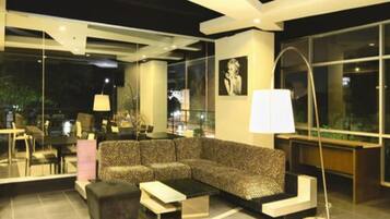 Área de estar no saguão