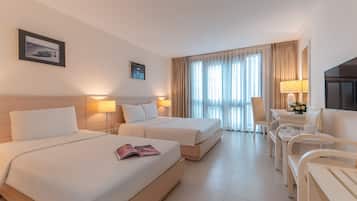 Quarto Triplo Deluxe | Minibar, cofre no quarto, secretária, quartos insonorizados