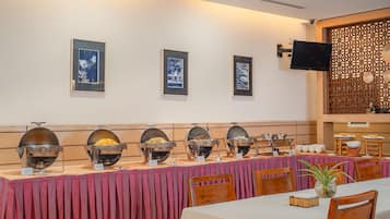 Pequenos-almoços, almoços, jantares servidos, cozinha internacional