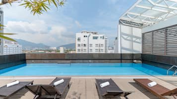 Piscina exterior, guarda-sóis, espreguiçadeiras