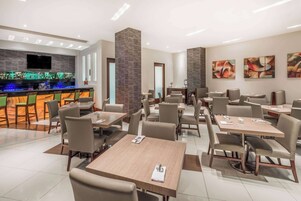 Pequenos-almoços e almoços servidos, incluindo cozinha internacional 