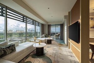 Suite Premium, 1 cama king-size, varanda | Sala de estar | Televisor de 55 polegadas com canais via satélite