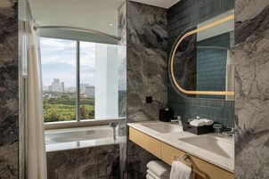 Suite Premium, 1 cama king-size, varanda | Casa de banho | Artigos de higiene pessoal grátis, um secador de cabelo, chinelos 