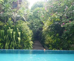 Piscina exterior, espreguiçadeiras 