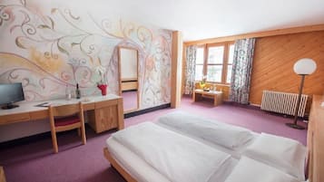 Cofres nos quartos, escrivaninha, roupa de cama