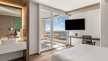 Cofres nos quartos, escrivaninha, roupa de cama