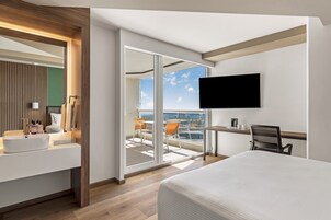 Cofres nos quartos, escrivaninha, roupa de cama