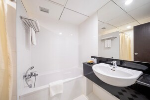 Superior Double Room | Banheiro | Chuveiro/banheira combinados, chuveiro com efeito de chuva
