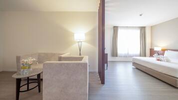 Suíte júnior, 1 cama King, banheiro privativo | Cofres nos quartos, escrivaninha, espaço de trabalho para notebook