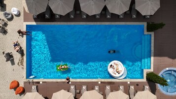 Piscina interior, 2 piscinas exteriores, toldos gratuitos, guarda-sóis