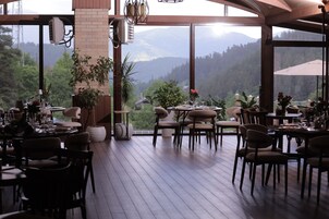 3 restaurantes: servem pequenos-almoços, almoços, jantares e brunches