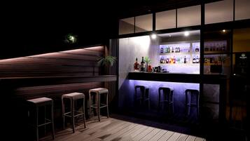 2 bares/lounges, 2 bares ao lado da piscina