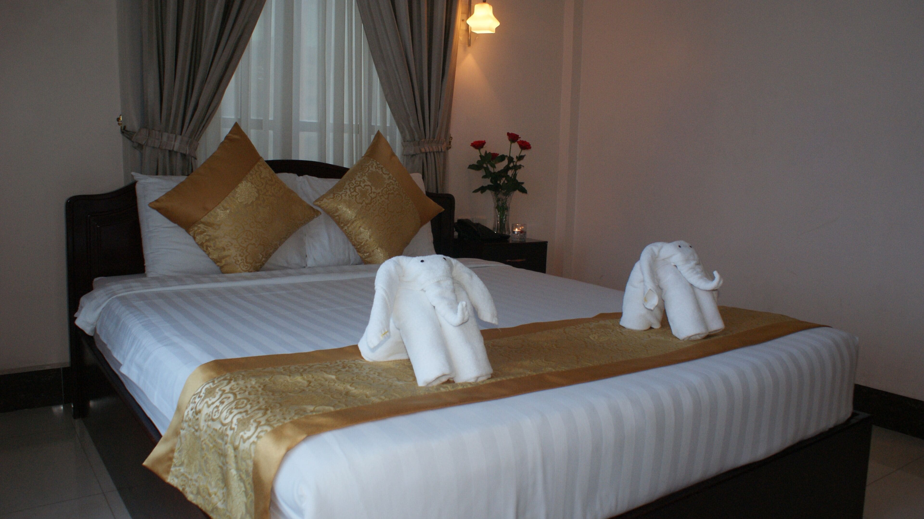 Quarto casal superior | Camas com colchões pillow-top, frigobar, cofres nos quartos