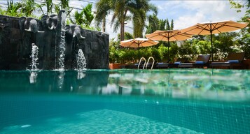 2 piscinas externas, guarda-sóis, espreguiçadeiras