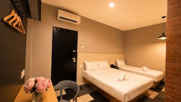 Superior Triple Room | Cofre no quarto, secretária, cortinas/cortinados opacos, Wi-fi grátis
