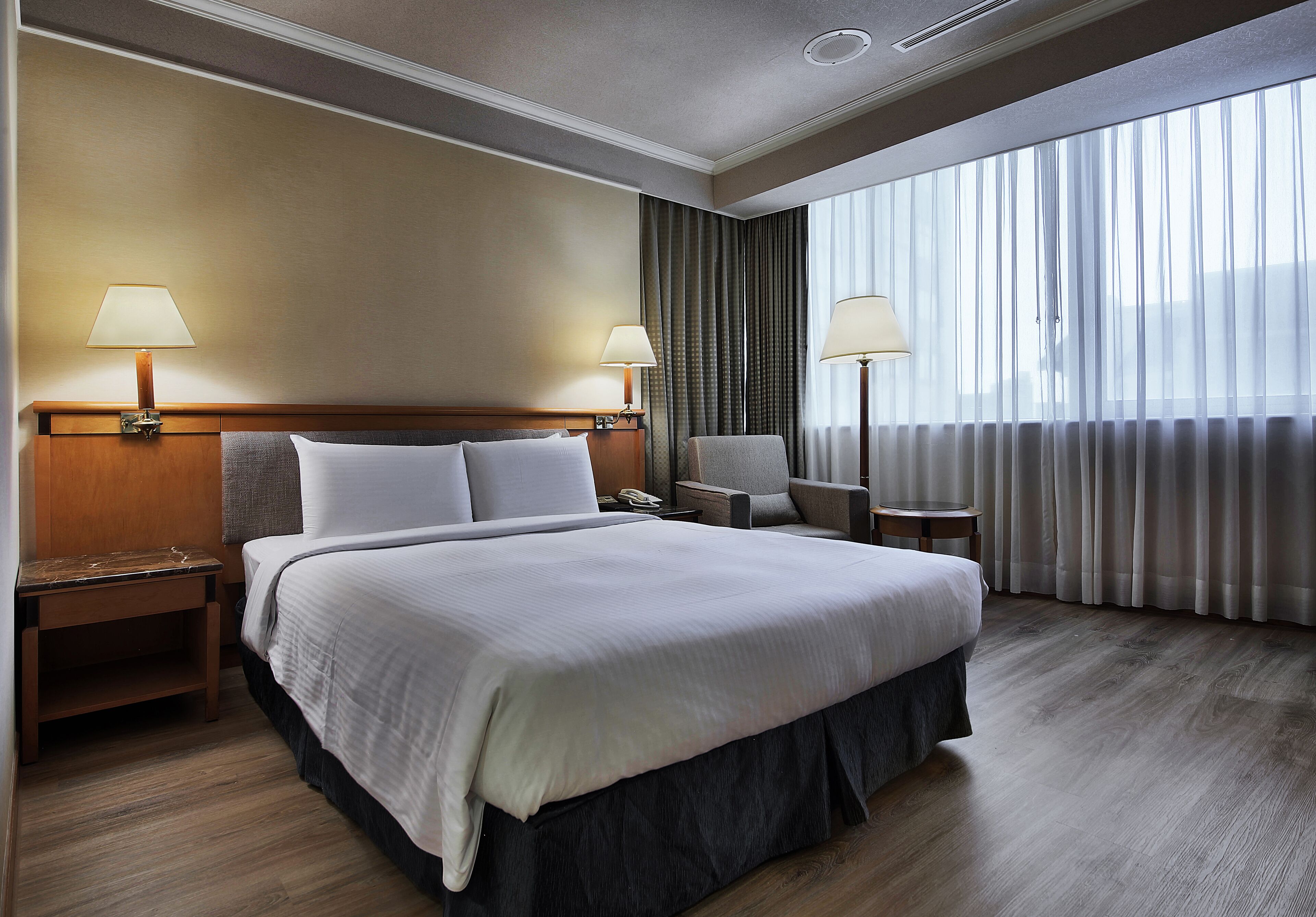 Quarto Standard | Edredões de penas, cofre no quarto, secretária 