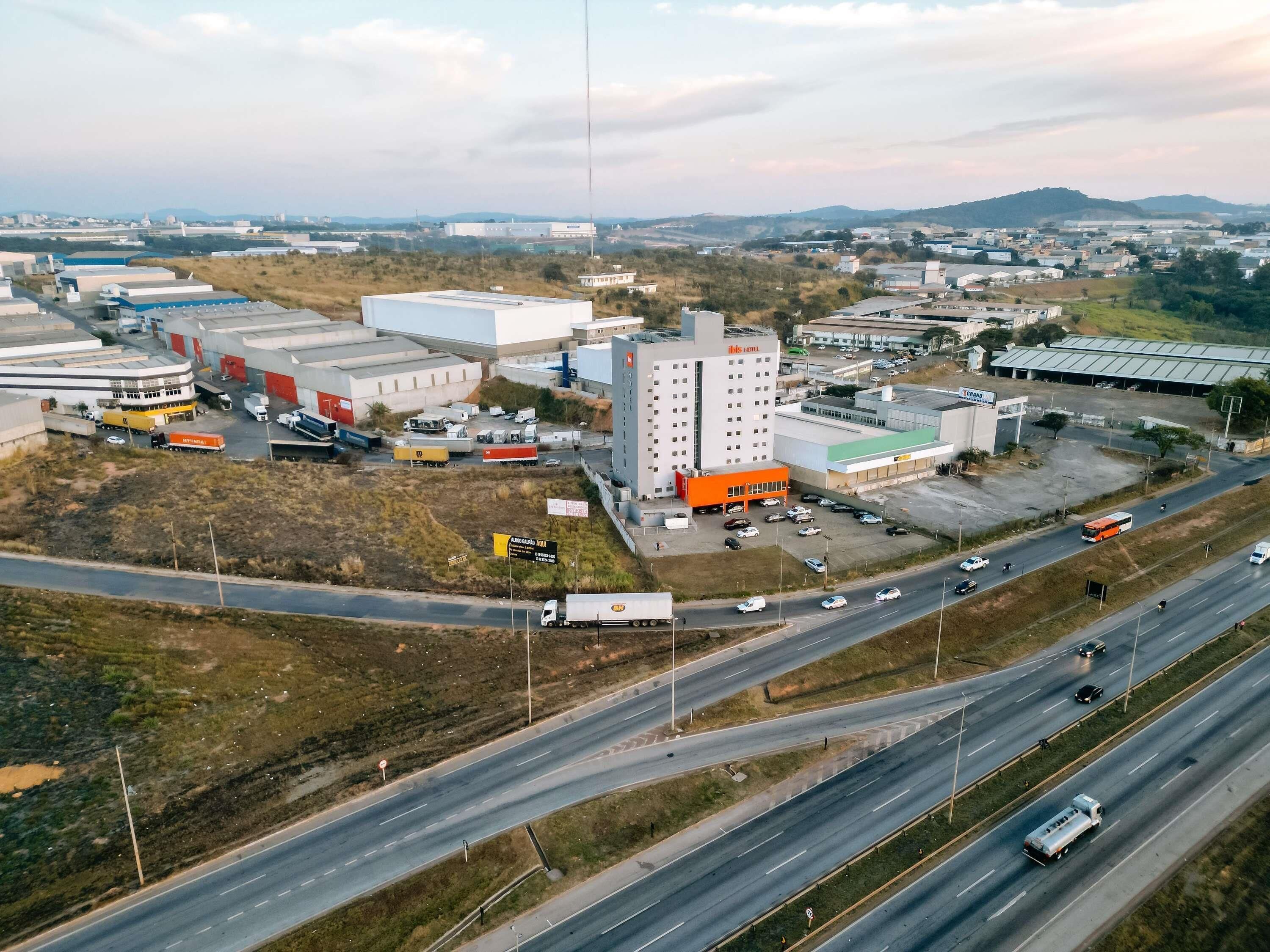 Uma área industrial com vários edifícios, estradas e veículos.