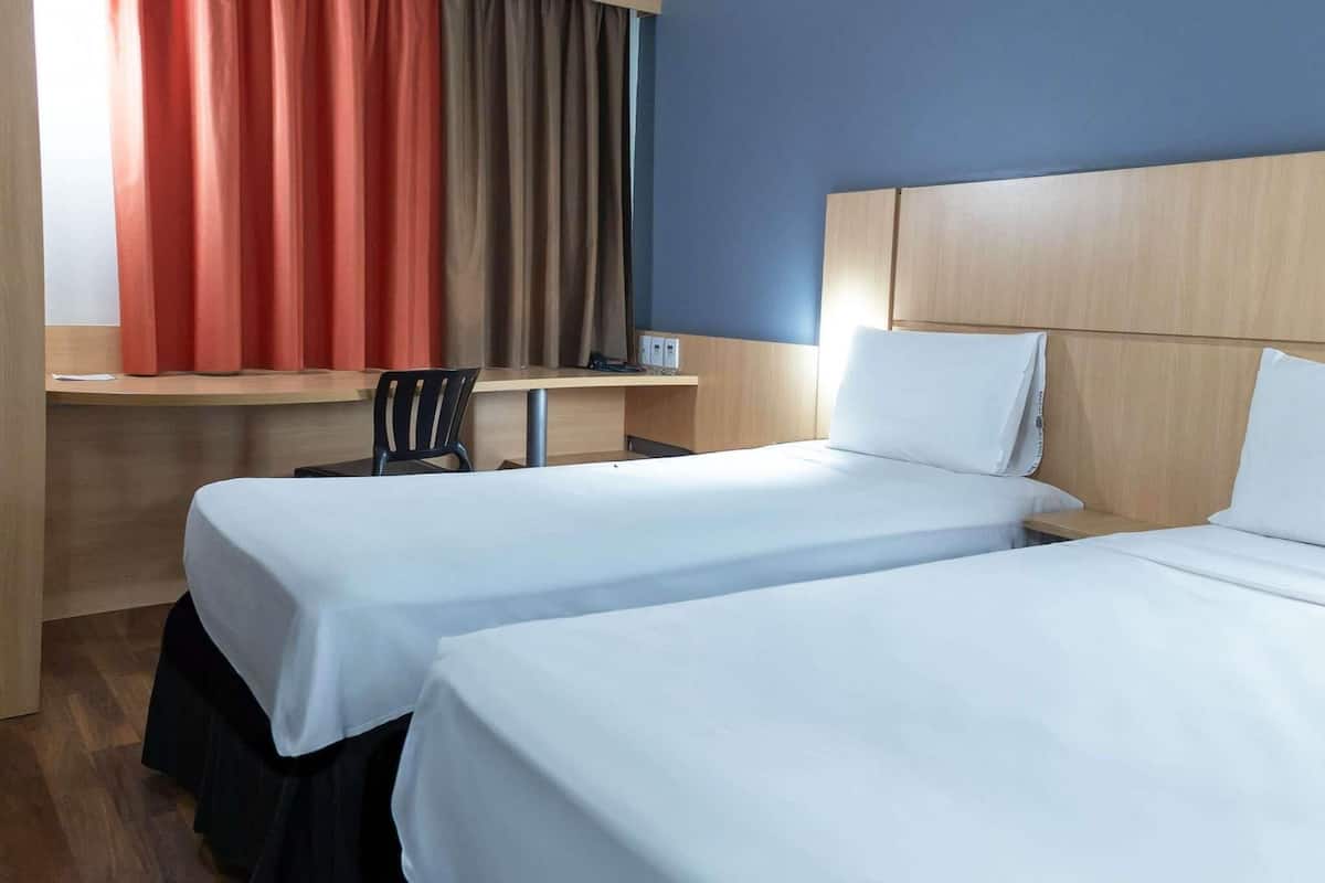 Quarto standard, 2 camas de solteiro | Frigobar, escrivaninha, quartos à prova de som, berços grátis