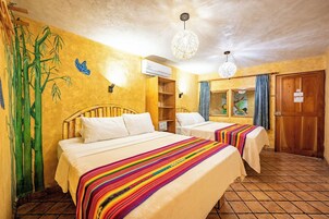 Village Room - 2 Queens | Quartos à prova de som, Wi-Fi de cortesia, roupa de cama