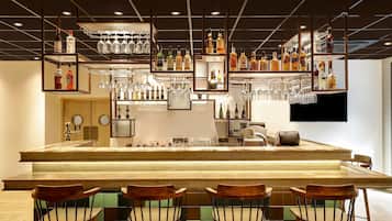 Este bar com transmissão de jogos em direto, junto à piscina