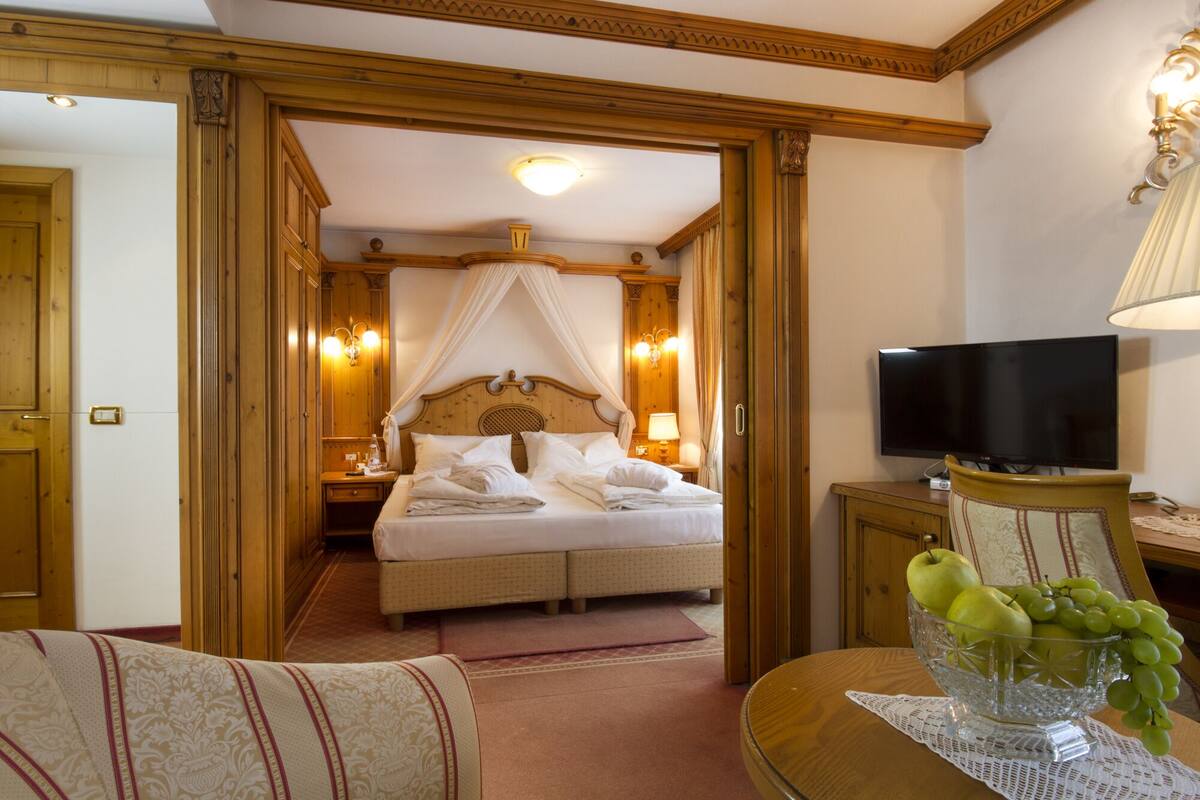 Quarto júnior | Roupas de cama premium, frigobar, cofres nos quartos, escrivaninha