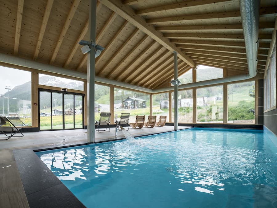 Piscina interna, funciona das 15h às 19h, espreguiçadeiras