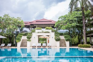 Piscina exterior, guarda-sóis 