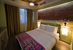 Roupas de cama premium, frigobar, cofres nos quartos