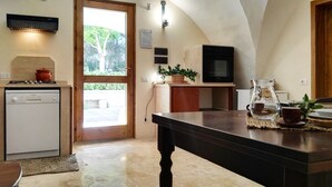 Cozinha equipada com máquina de lavar louça, fogão e uma janela grande.