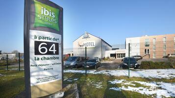 Placa para ibis Styles Hotels com preços a partir de 64 euros por noite, indicando uma estadia curta ou escapadinha de fim de semana, com wifi e estacionamento.