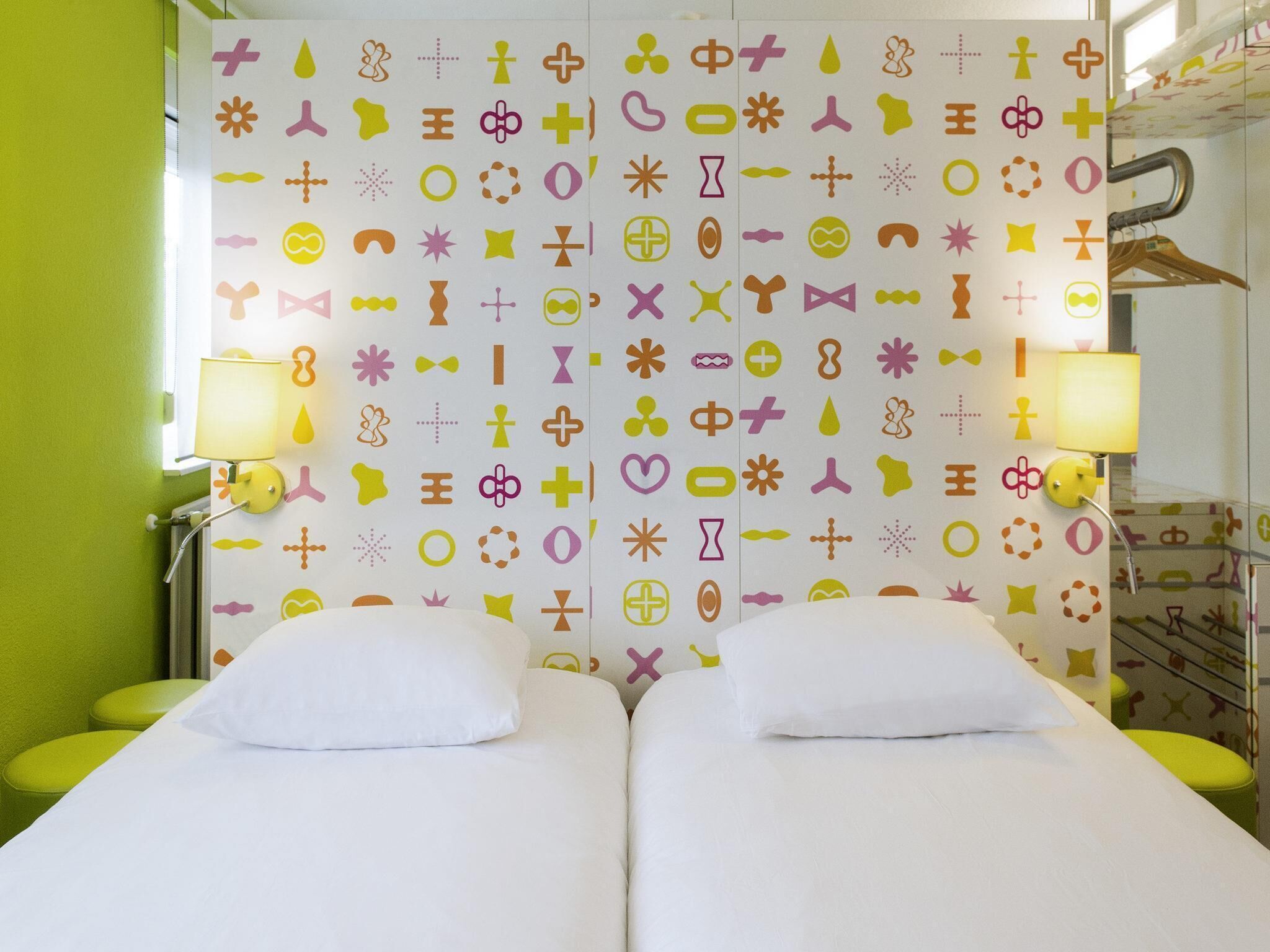 Quarto duplo standard, 2 camas de solteiro | Escrivaninha, quartos à prova de som, ferros/tábuas de passar roupa