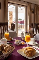 Pequeno-almoço tipo buffet diário incluído 