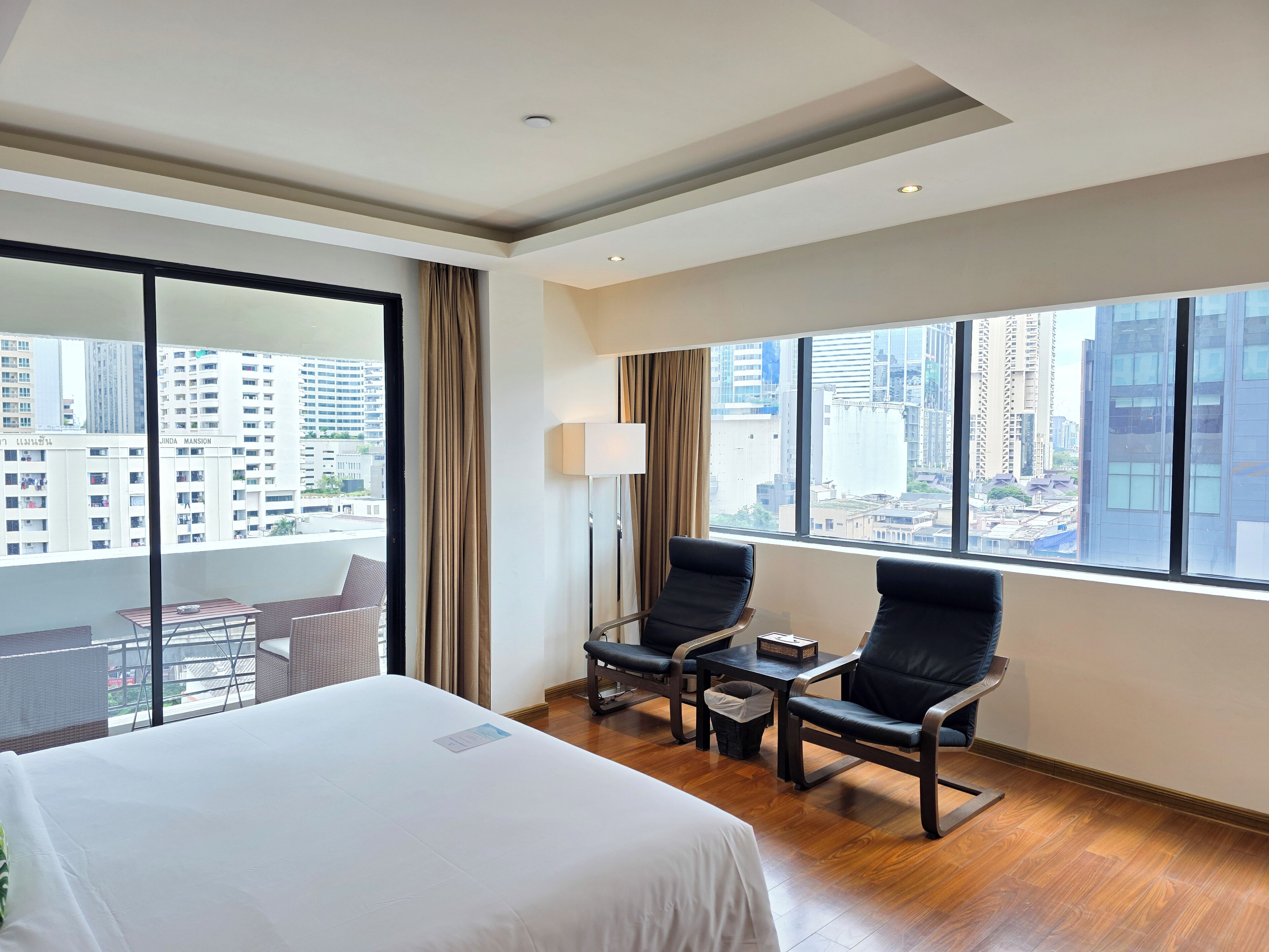 Studio Double with Balcony | Camas de colchão Select Comfort, cofre no quarto 