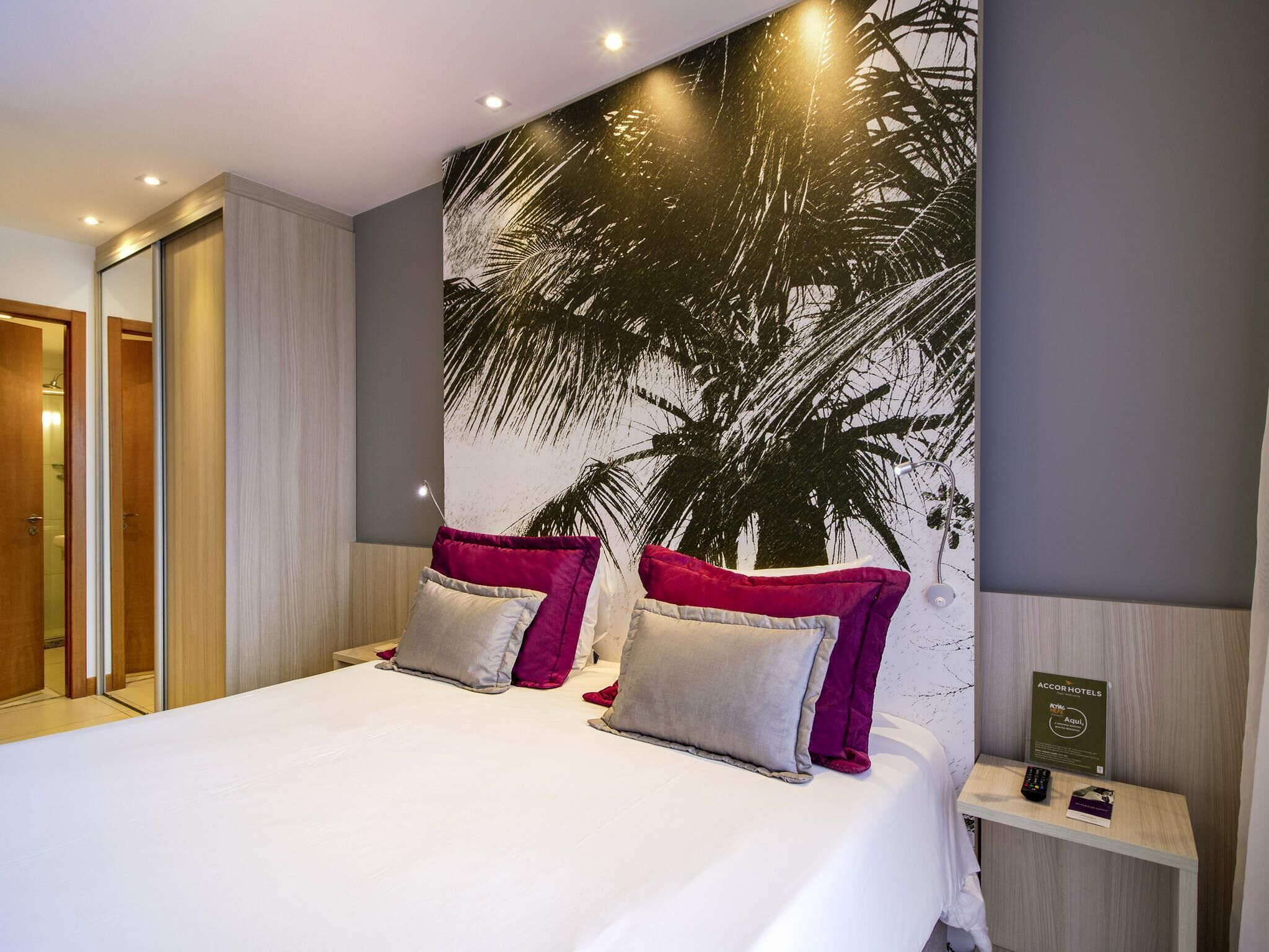 Quarto Standard, 1 cama de casal | Minibar, secretária, Wi-fi grátis, roupa de cama fornecida 