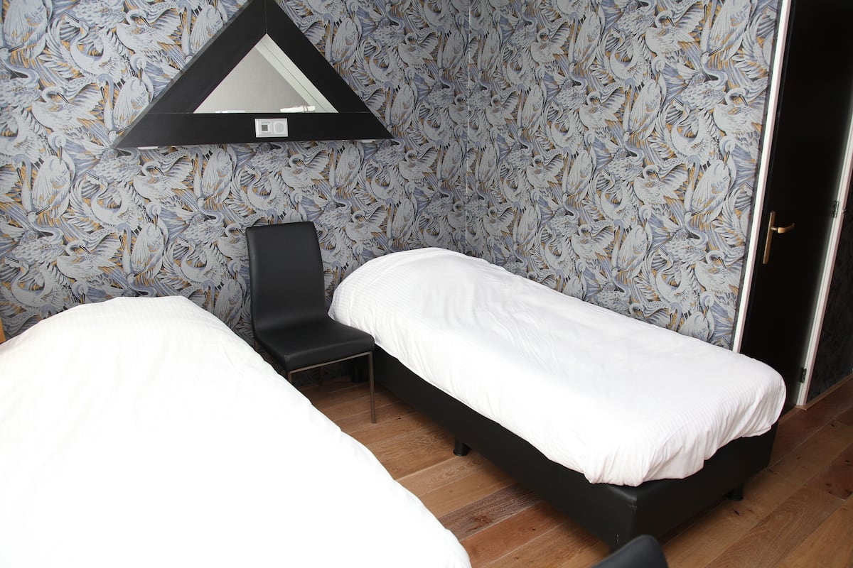 Quarto casal standard, 2 camas de solteiro | Escrivaninha, berços (sobretaxa), Wi-Fi de cortesia, roupa de cama